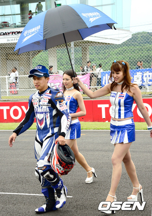 [사진] 우승을 차지한 데차 크라이사트와 레이싱 걸