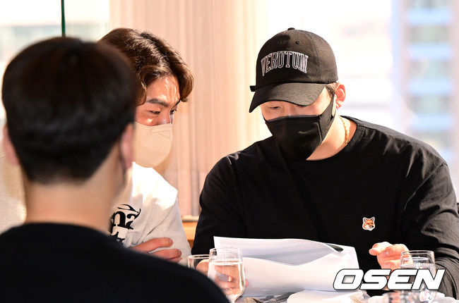 [사진]박병호-나성범, 'WBC 자료 꼼꼼하게 살피고'::스포탈코리아