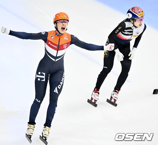 [사진]최민정,'여자 1500m 2위로 통과'::스포탈코리아