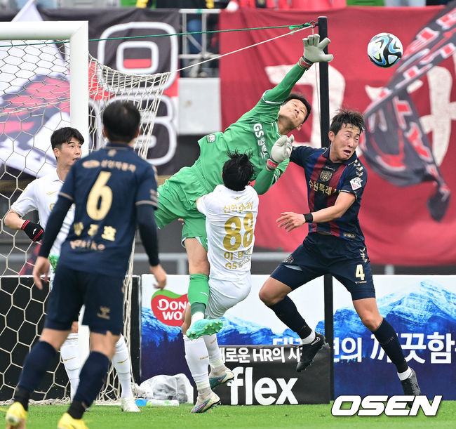 [사진]FC서울 GK 최철원, '다 걷어낼거야'::스포탈코리아