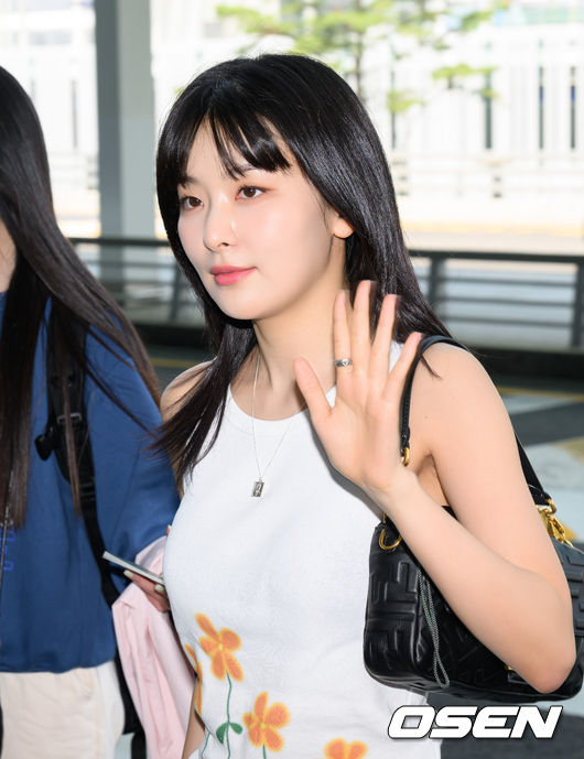 [사진]레드벨벳 슬기,'매력 폭발 손인사'::스포탈코리아