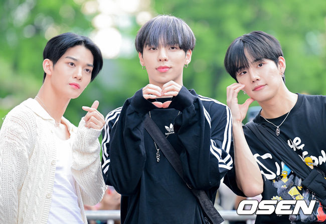 [사진]CIX 배진영-BX-승훈, '삼인삼색 하트'::스포탈코리아