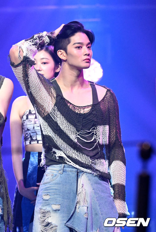 [사진]CIX 배진영,'무대 위에서 화보 포스'::스포탈코리아