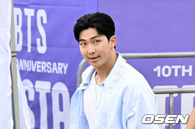 [사진]RM, 'BTS 10주년 페스타 왔어요'::스포탈코리아