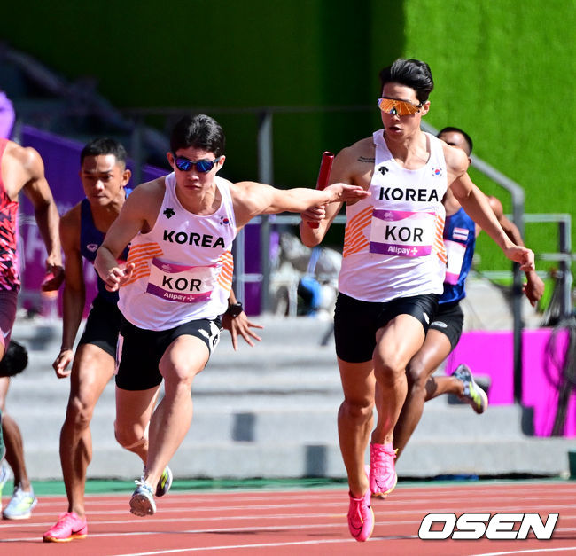 [사진]남자 육상 400m 계주 결선 진출, '이재성에게 바톤 넘기는 박원진'::스포탈코리아