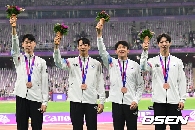 [사진]남자 400m 계주,'우리가 해냈어'::스포탈코리아