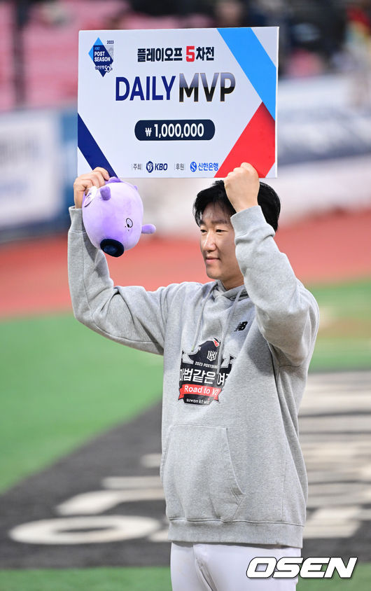 [사진]KT 김민혁, 'PO 5차전 데일리 MVP 기쁨'::스포탈코리아