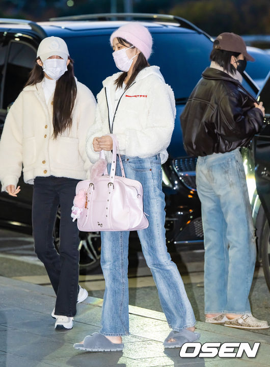 [사진]아이브 레이,'슬리퍼로 편한 출국길'::스포탈코리아