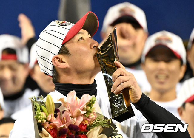 [사진]오지환,'짜릿한 MVP 트로피 키스'::스포탈코리아
