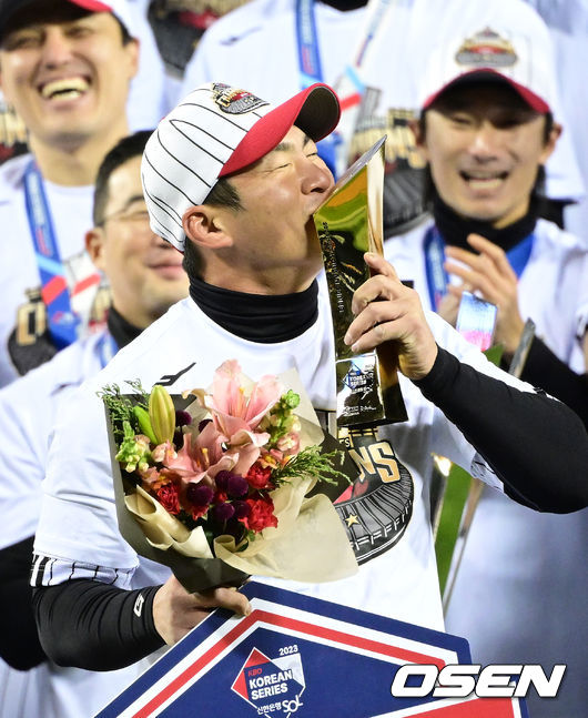 [사진]LG 오지환, '짜릿한 한국시리즈 MVP 트로피 키스'::스포탈코리아