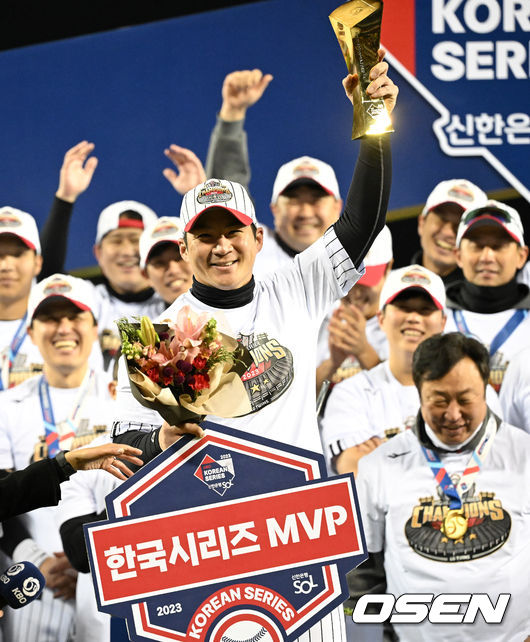 [사진]오지환,'빛나는 한국시리즈 MVP'::스포탈코리아