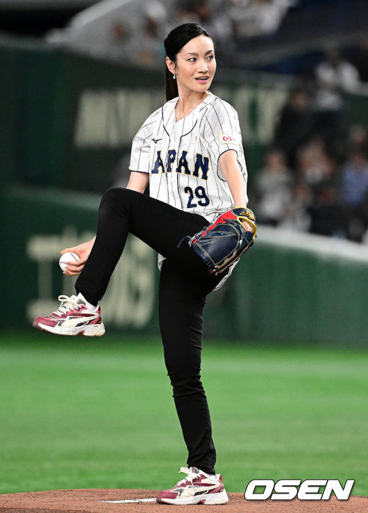 [사진]APBC 한일전 시구하는 아라카와 시즈카::스포탈코리아