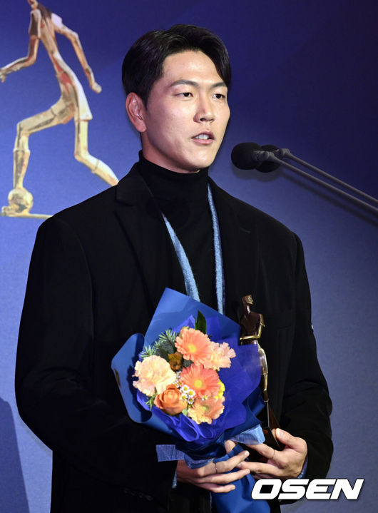 '2연패' 울산 김영권, MVP 영광 '최고의 별'... 울먹이며 ''아내의 땀과 노력 들어 있는 상''[오!쎈 현장]::스포탈코리아