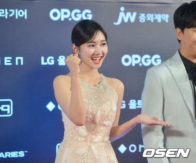 [사진] LCK 여신 윤수빈 아나 ‘러블리한 포즈’::스포탈코리아