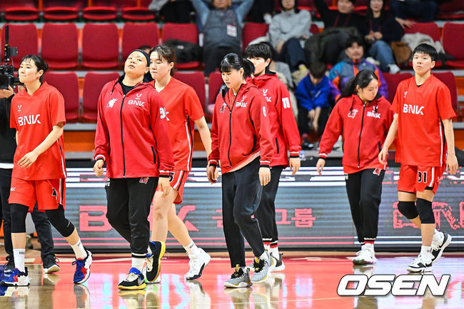 [사진] 큰 점수차 패배한 BNK 썸 선수들, 아쉬움 가득한 표정::스포탈코리아