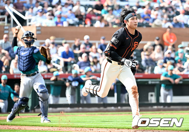 [사진]1루로 달리는 이정후::스포탈코리아