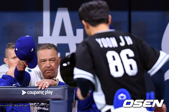 [사진]LAD 데이브 로버츠 감독, '젠틀한 인사'::스포탈코리아