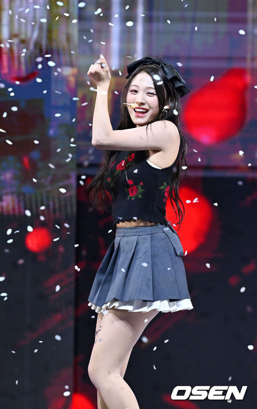 [사진]리센느 미나미,'흩날리는 꽃잎 속에서'::스포탈코리아