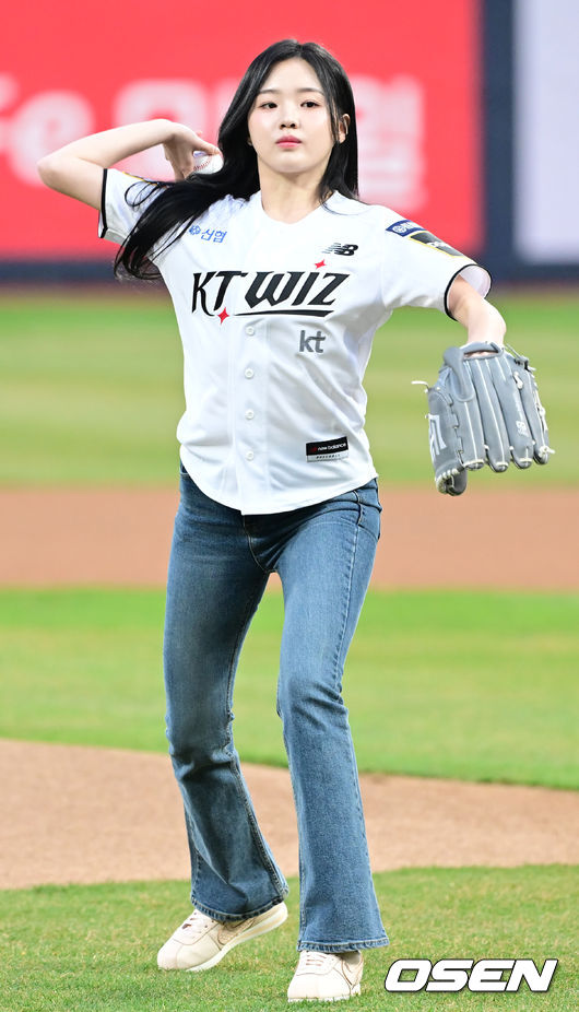 [사진]강나언,'스키니진 시구'::스포탈코리아