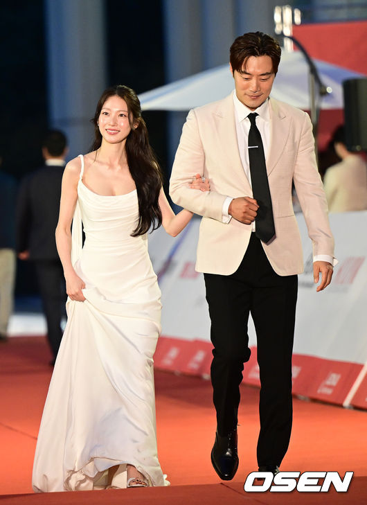 [사진]이희준-공승연, '전주국제영화제 레드카펫 멋지게'::스포탈코리아