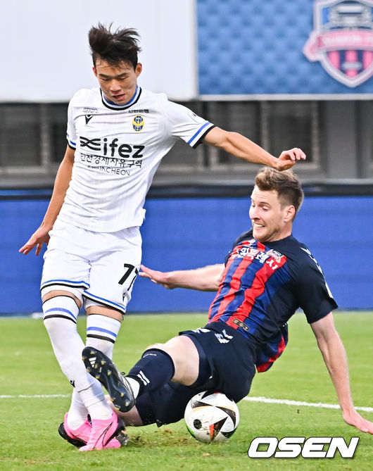 [사진]잭슨,'GK 대신 완벽한 세이브'::스포탈코리아