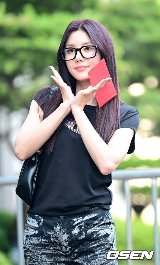 [사진]권은비, '꽃미모 뽐내며'::스포탈코리아