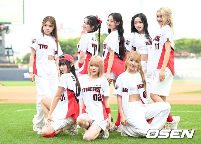 [사진]유니스,'유니폼 입고 멋진 무대'::스포탈코리아