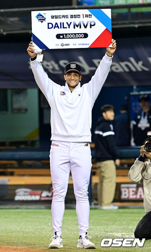 [사진]WC 1차전 데일리 MVP는 KT 선발투수 쿠에바스::스포탈코리아