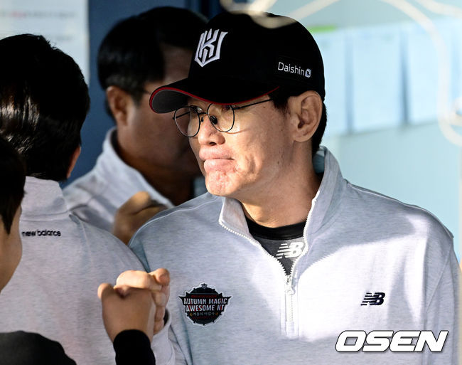 [사진]KT 이강철 감독, WC 1차전에서도 '강철 매직'::스포탈코리아