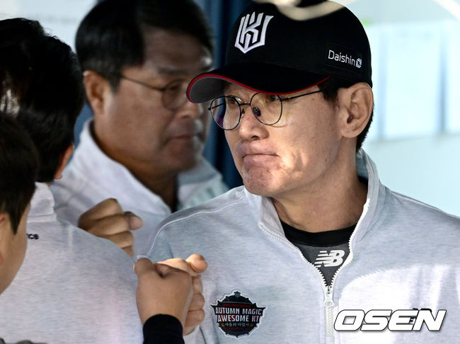 [사진]WC 1차전 잡아낸 KT 이강철 감독, '사상 첫 업셋 노린다'::스포탈코리아