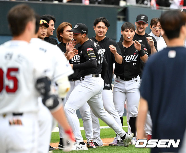 [사진]준PO 진출 쿠에바스,'신난다'::스포탈코리아