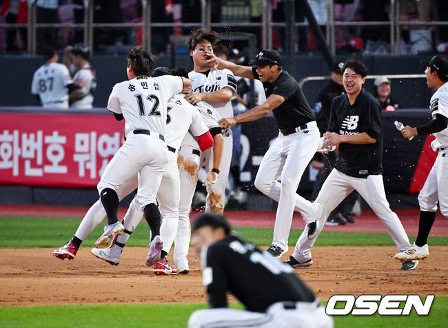 [사진]KT,'LG에 끝내기 승! 승부는 준PO 5차전으로'::스포탈코리아