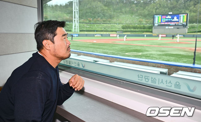 [사진] 울산-KBO Fall League 롯데와 NC의 결승 경기 찾은 이호준 감독::스포탈코리아