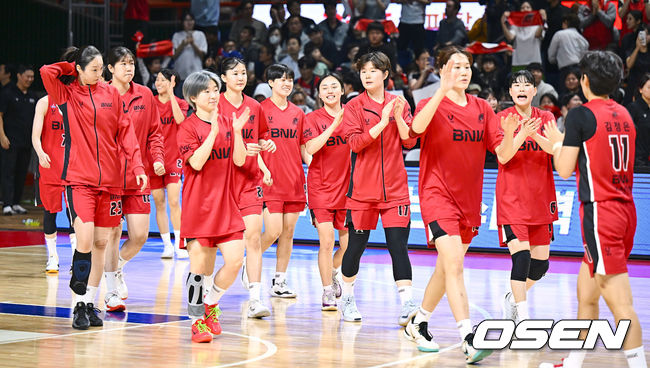 [사진] 홈 개막전 승리 기쁨 나누는 부산 BNK 썸 선수들::스포탈코리아