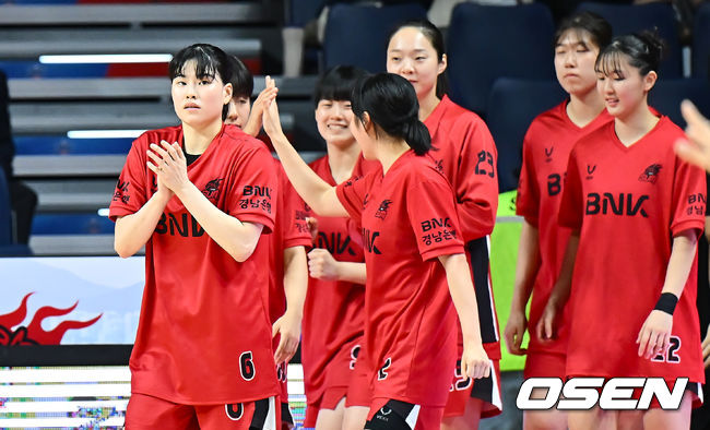 [사진] 부산 BNK 썸 5연승 주인공 이소희와 선수들::스포탈코리아