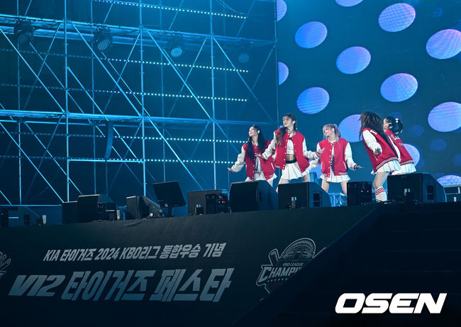 [사진]아일릿,'KIA V12 페스타 축하공연'::스포탈코리아