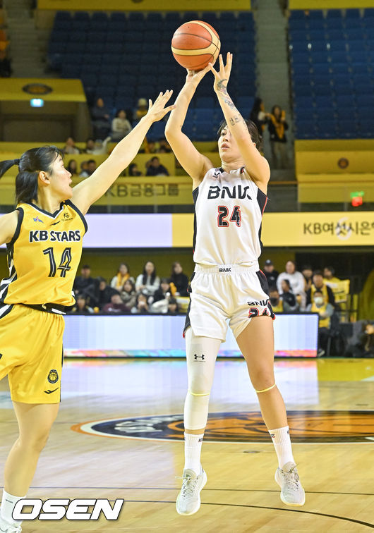 [사진]김소니아,'침착한 미들슛'::스포탈코리아