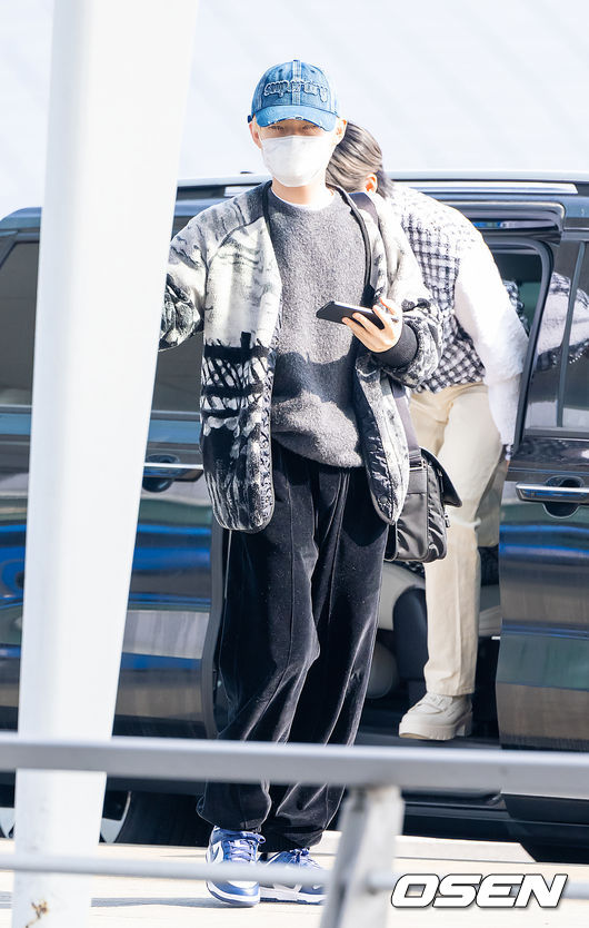 NCT 천러, 출국길에서 팬들과 아쉬운 순간 [박준형의 ZZOOM]::스포탈코리아