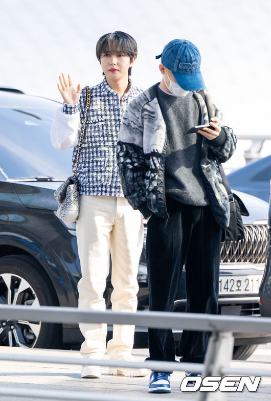 NCT 천러, 출국길에서 팬들과 아쉬운 순간 [박준형의 ZZOOM]::스포탈코리아