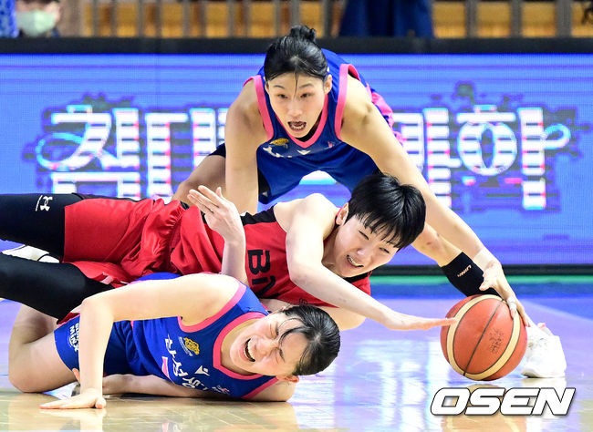 [사진]처절한 승부 펼치는 PO 3차전 삼성생명 vs BNK::스포탈코리아