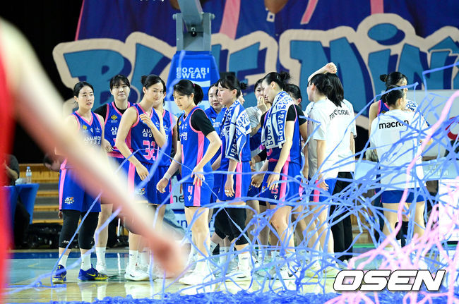 [사진]삼성생명, 'PO 3차전 BNK 상대로 66-50 승리 축포'::스포탈코리아