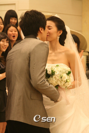 [사진] 키스하는 최연성-김초롱 부부, '사랑해' - OSEN