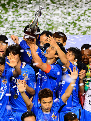 [사진]곽태휘,'이게 말로만 듣던 ACL 우승 트로피구나' - OSEN