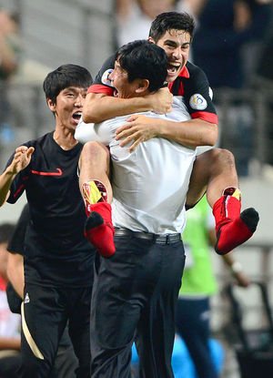 [사진]최용수 감독,'맨발 몰리나와 감격의 포옹' - OSEN