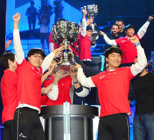 [사진]우승컵 들어올리는 SKT T1,'날아갈 것 같아요!' - OSEN