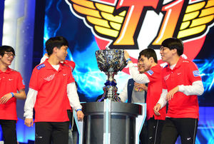 [사진]롤드컵 우승-SKT,'우승컵? 실감이 안나!' - OSEN