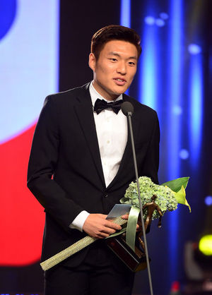 [사진]'베스트11 MF' 이명주,'동료 선수들에 감사' - OSEN