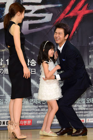 [사진]김태우,'유빈이 잘 안아야 하는데' - OSEN