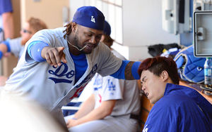 [사진]라미레즈,'류현진, 저길봐' - OSEN