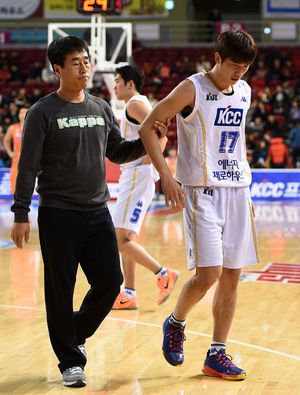 [사진]부상으로 교체되는 KCC 신명호 - OSEN